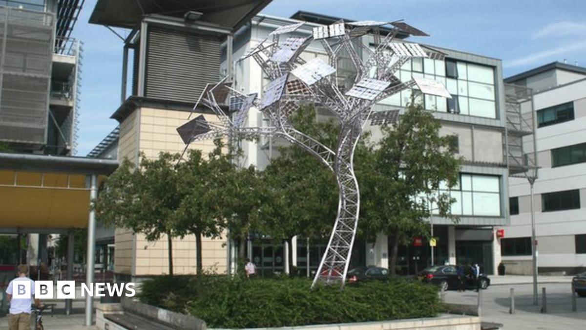 'Solar tree' to replace real tree in Bristol city centre - BBC News