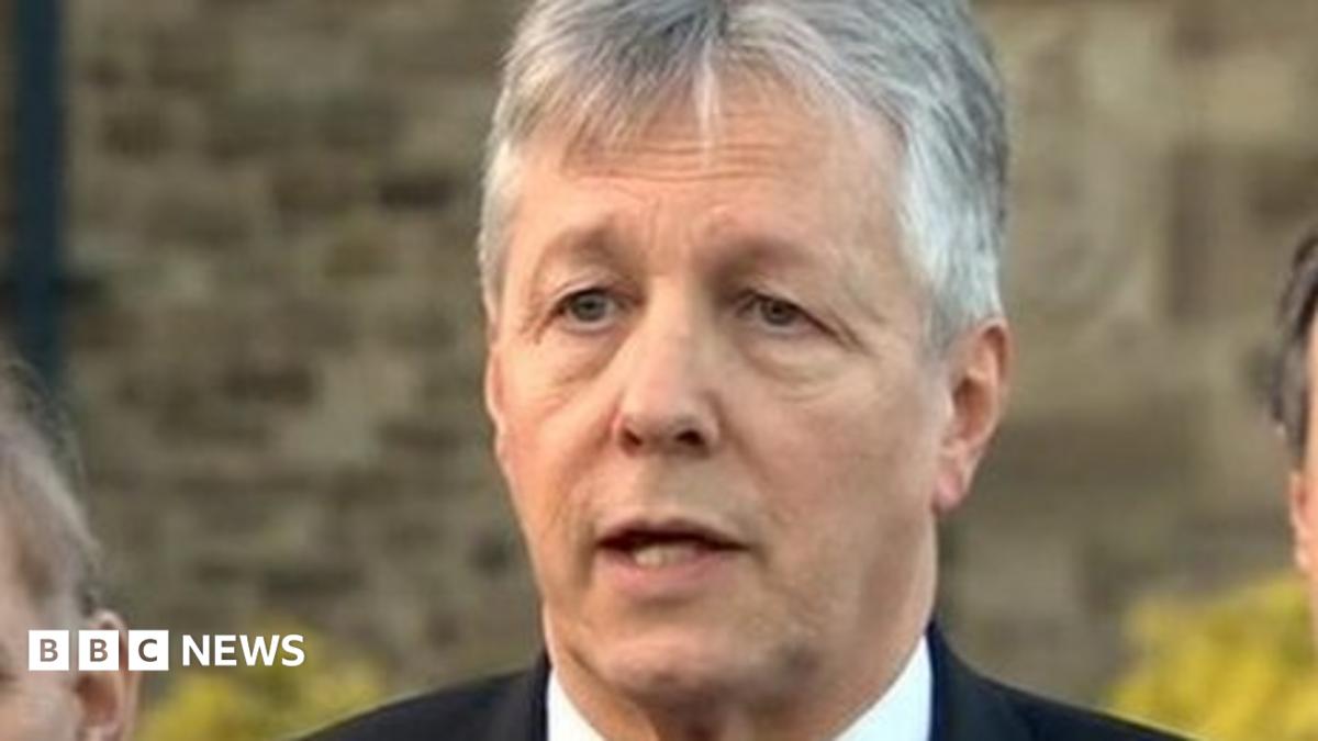 Peter Robinson says he will support any future DUP leader - BBC News