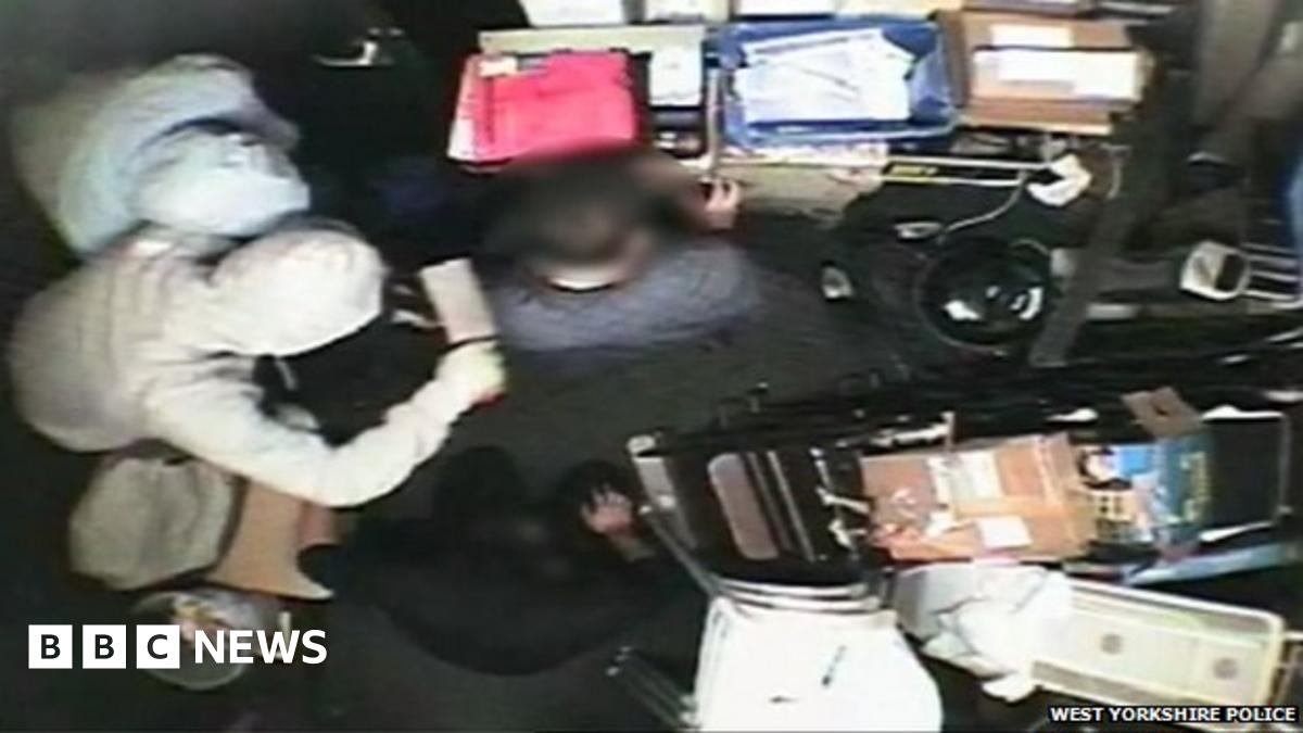 Armed gang jailed for Leeds pub robberies - BBC News