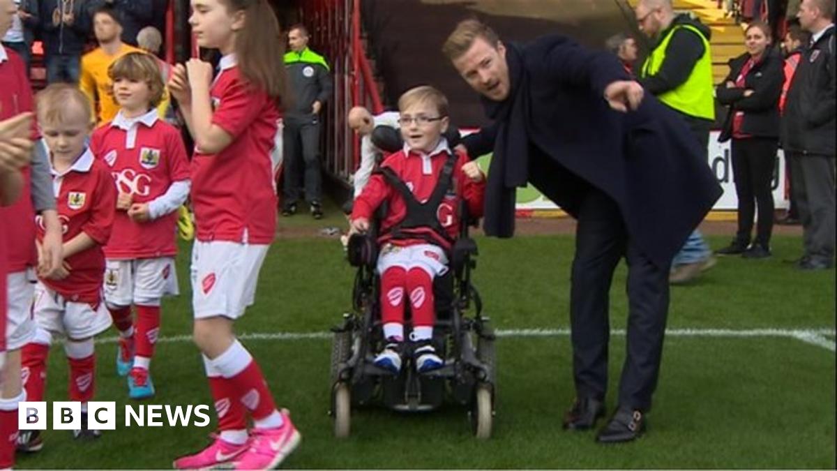 Bristol City: Bid to help fan Oskar Pycroft, 6, walk - BBC News