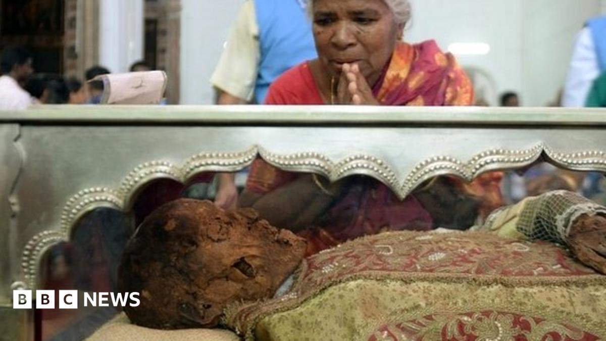 Pilgrims flock to Goa to see Saint Francis Xavier remains - BBC News
