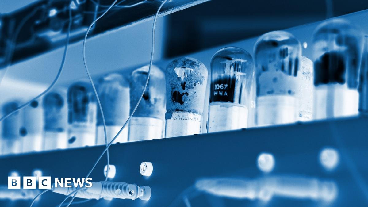 Museum switches on historic computer - BBC News