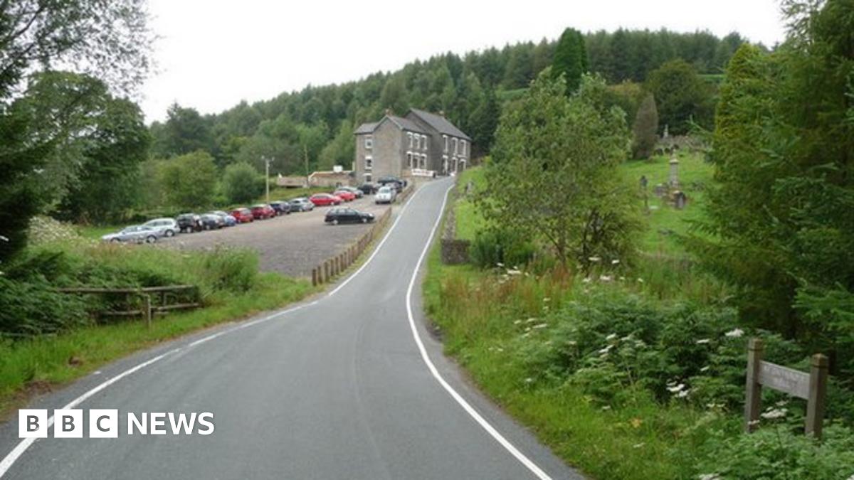 Car plunges 20ft down mountain at Llanwonno - BBC News