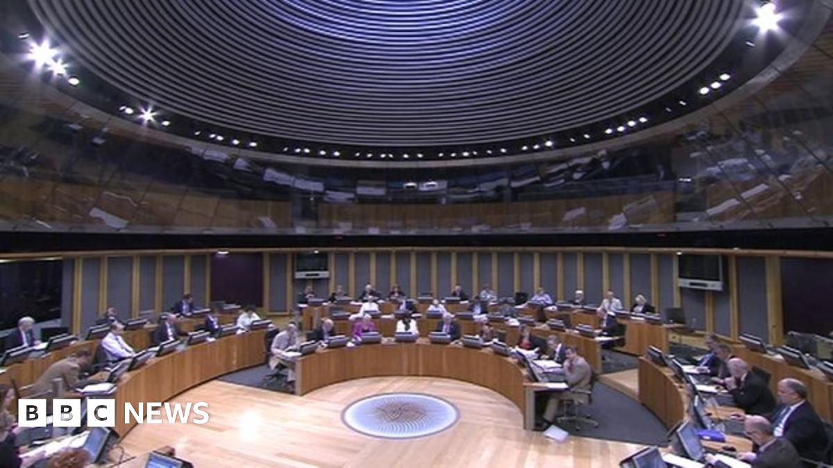 Welsh assembly members set for £10,000 pay rise - BBC News