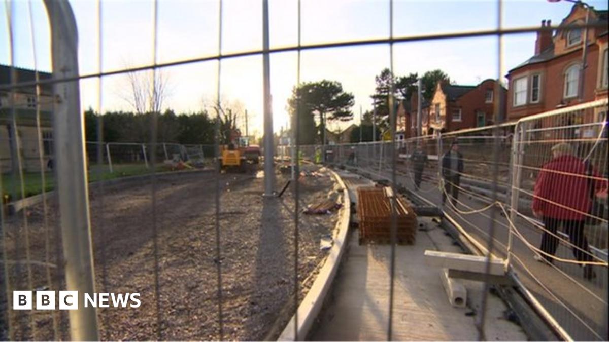 Nottingham tram extension to Chilwell and Clifton delayed - BBC News