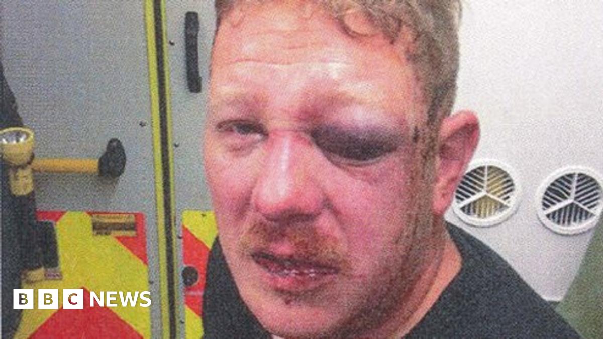 Man beaten up by gang in Hove for wallet and phone - BBC News