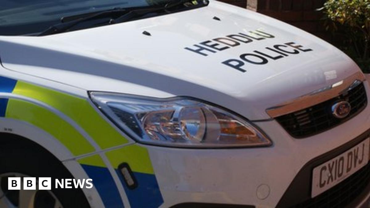 Lorry crash shuts A483 Wrexham bypass near Chirk - BBC News