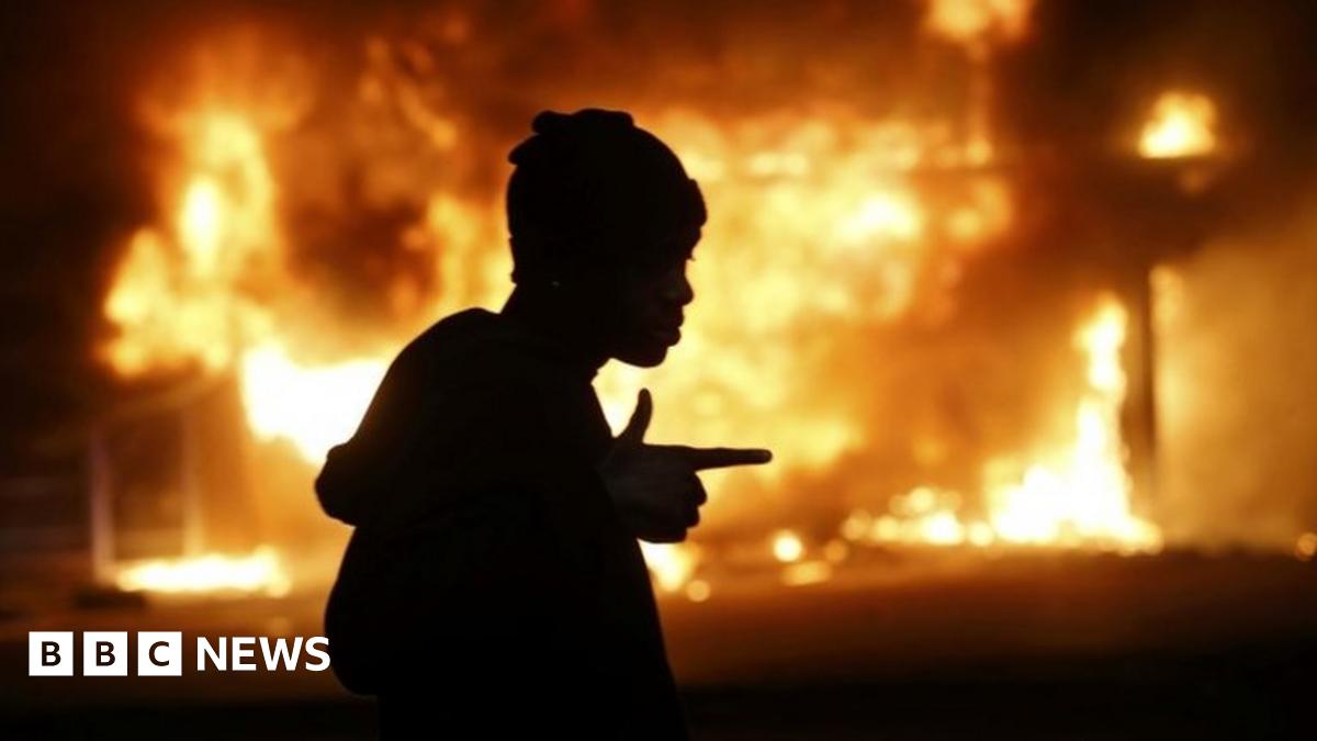 Ferguson riots: Ruling sparks night of violence - BBC News