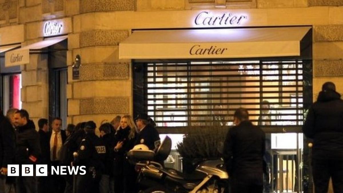 Armed jewel robbers surrender after Paris chase - BBC News