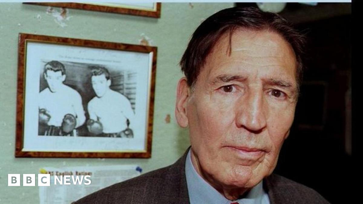 Gangster 'Mad' Frankie Fraser dies at 90 - BBC News