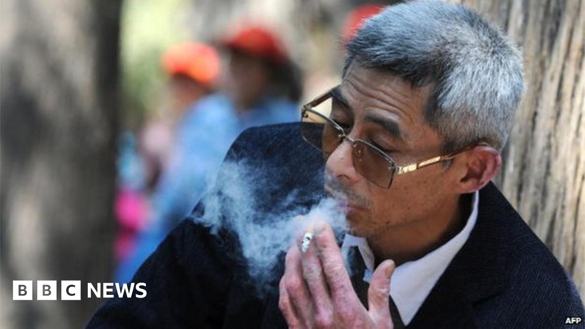 Chinese smokers face cigarette ban in Beijing - BBC News