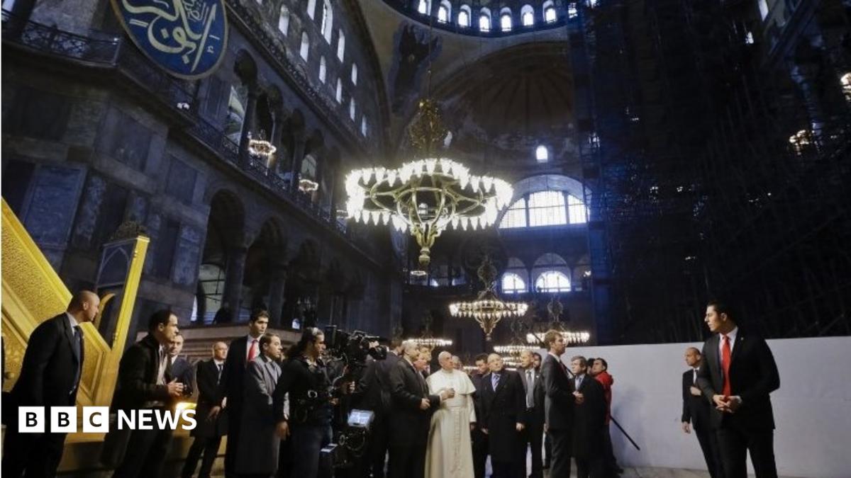 Pope in 'silent adoration' in Istanbul Blue Mosque - BBC News