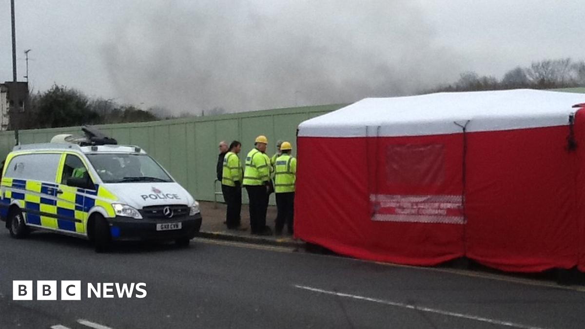 'Major' fire closes Staines town centre - BBC News