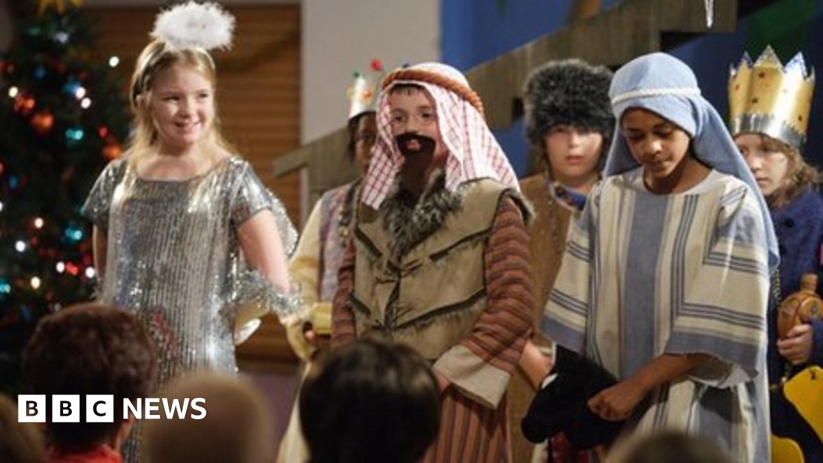 School nativity plays 'pushed aside' - BBC News