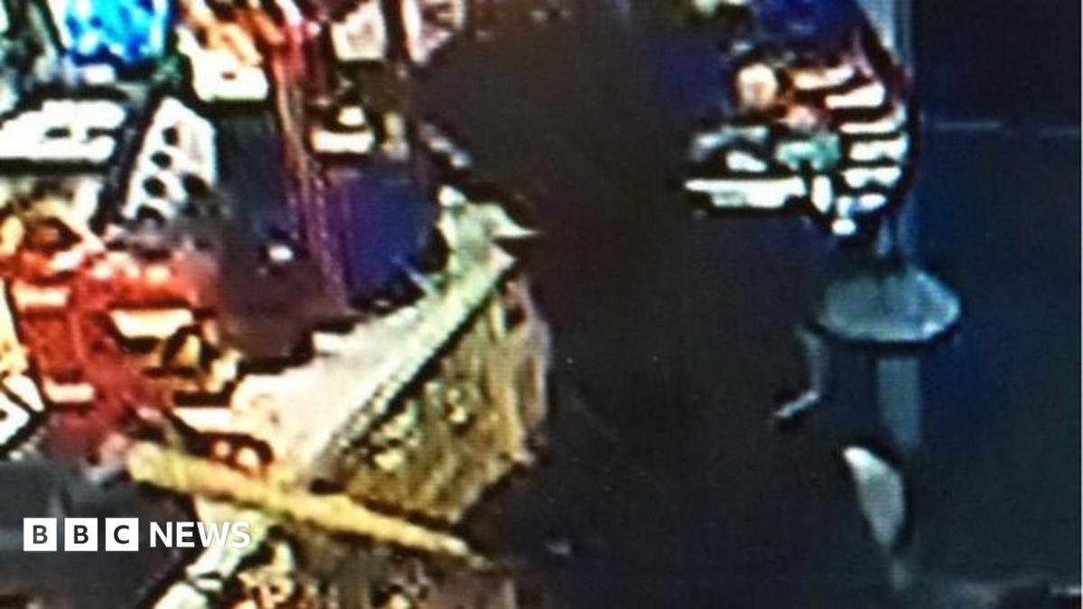 'Terrifying' baseball bat robbery on Boscombe shop - BBC News