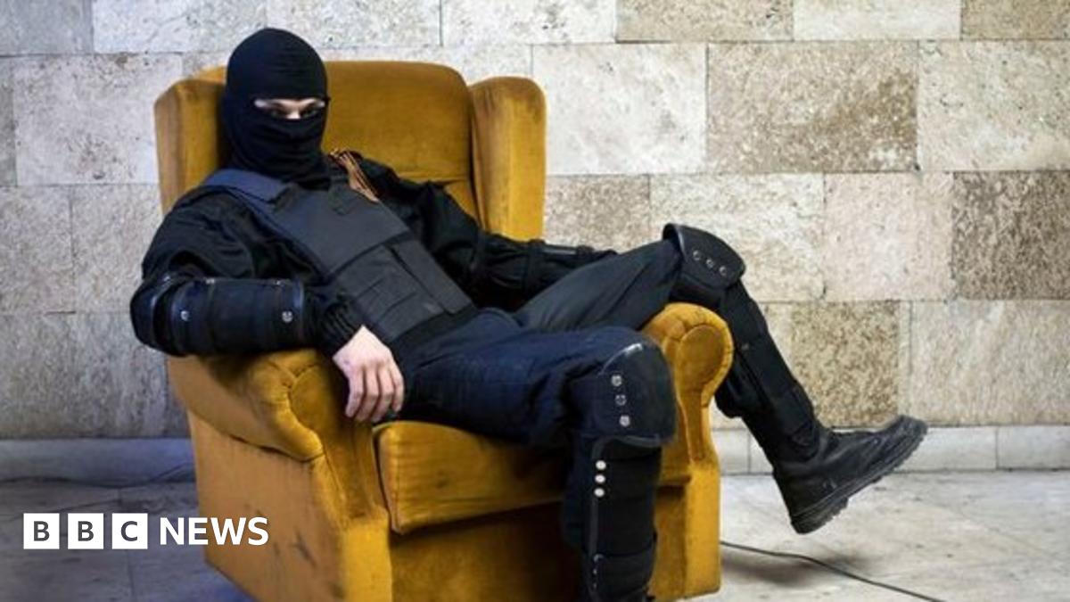 Picture power: The masked man - BBC News