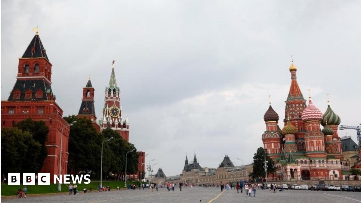 Russia warns of recession in 2015 - BBC News