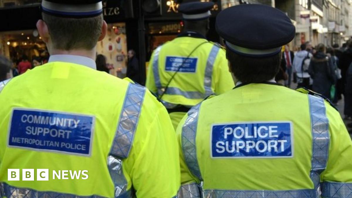 Police staff vote to strike over pay - BBC News