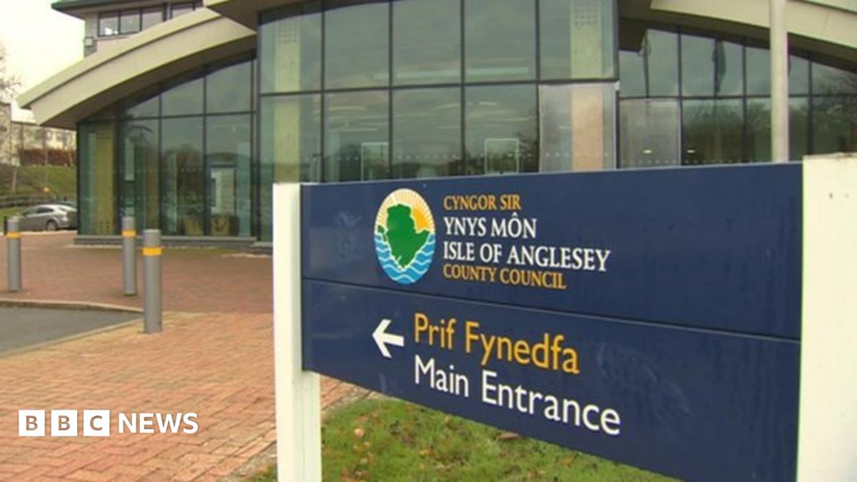 Controversial £600k Anglesey council plan to go ahead - BBC News