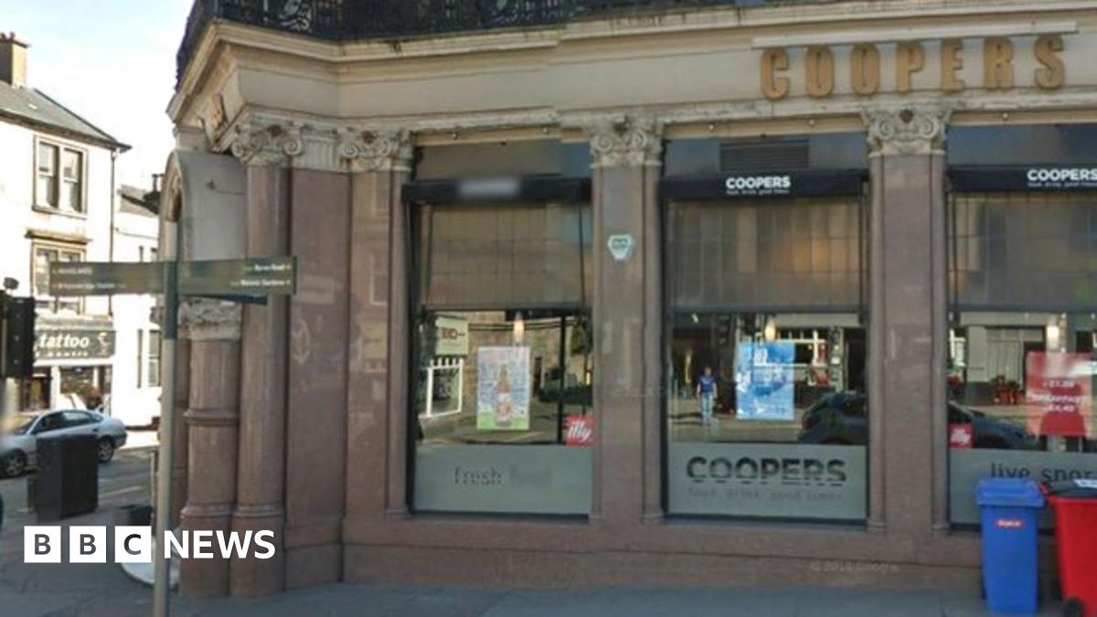 Andrew Smart jailed for stripping drunk woman in Glasgow pub - BBC News