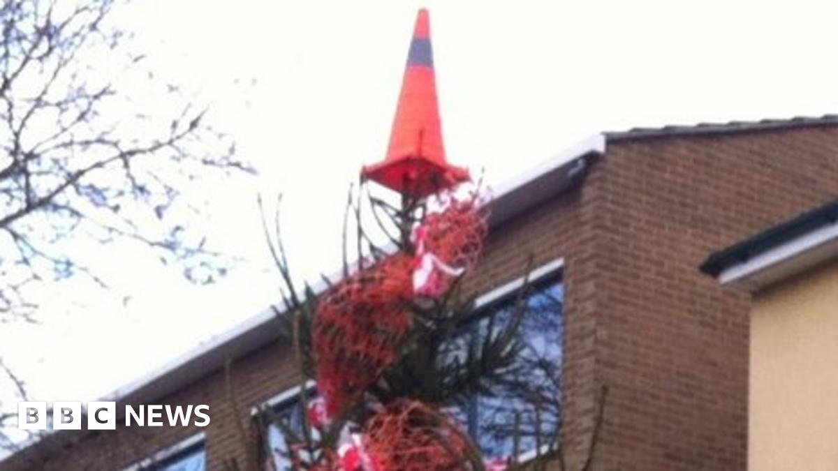 Summertown's roadworks-themed Christmas tree decorations removed - BBC News