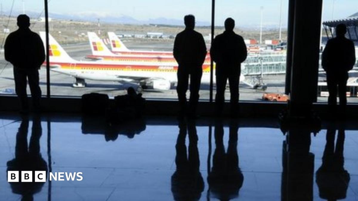 UK accuses Spain in Gibraltar airspace row - BBC News