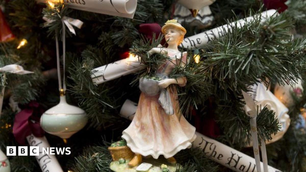 Powys home with 72 Christmas trees and 52 decorated rooms - BBC News