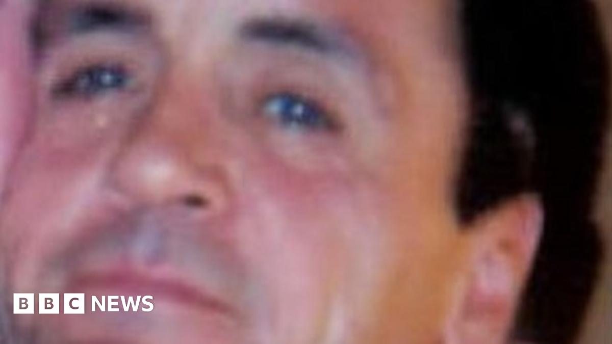 Man arrested after Steven Larkin found dead in Castlemilk close - BBC News