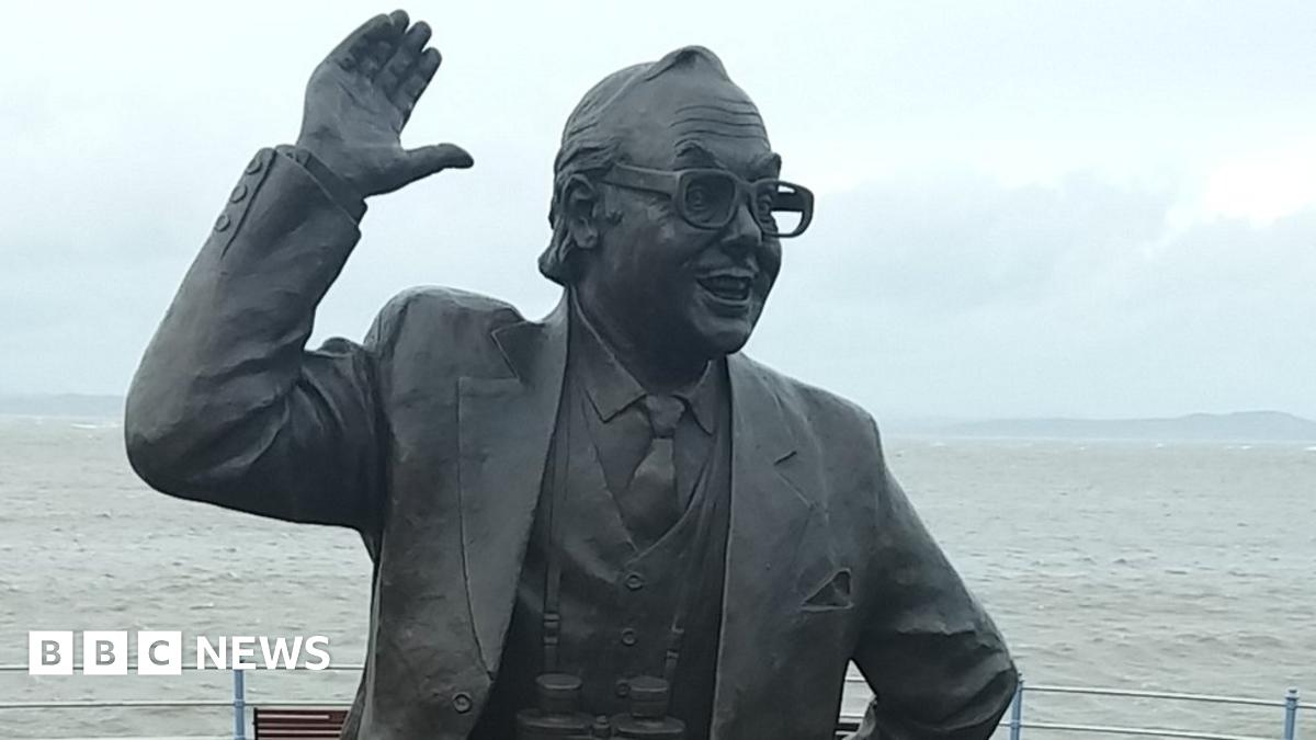 Eric Morecambe statue returns after attempted theft - BBC News