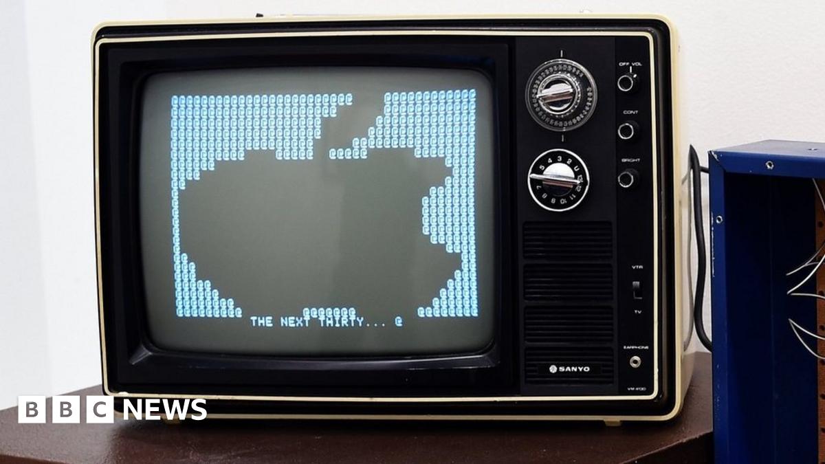 Historic Apple 1 computer sold at auction - BBC News