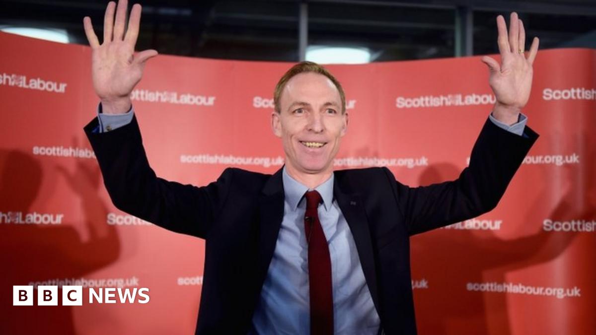 MP Jim Murphy named Scottish Labour leader - BBC News