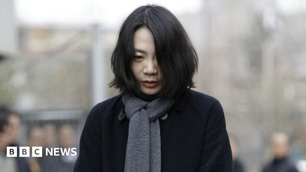 Korean Air executive 'made steward kneel over nut rage' - BBC News