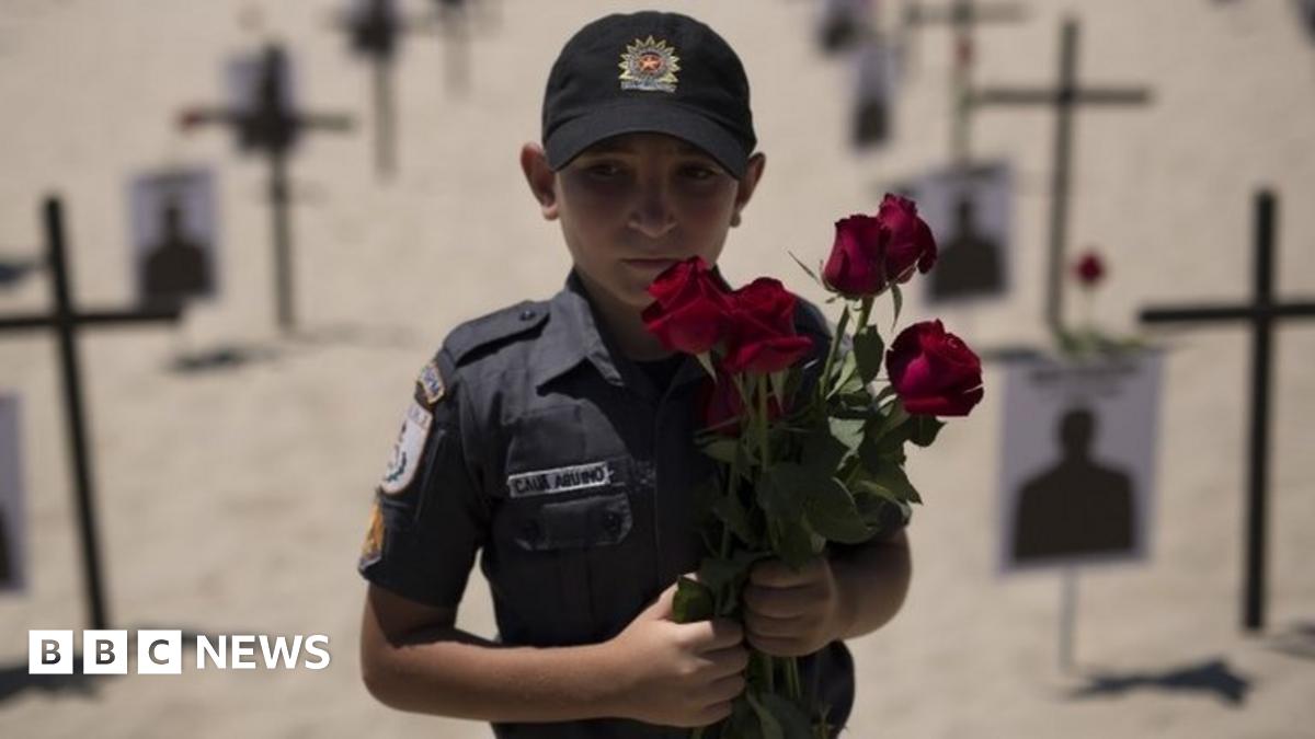 Rio protest: Brazil police demand tougher protection laws - BBC News