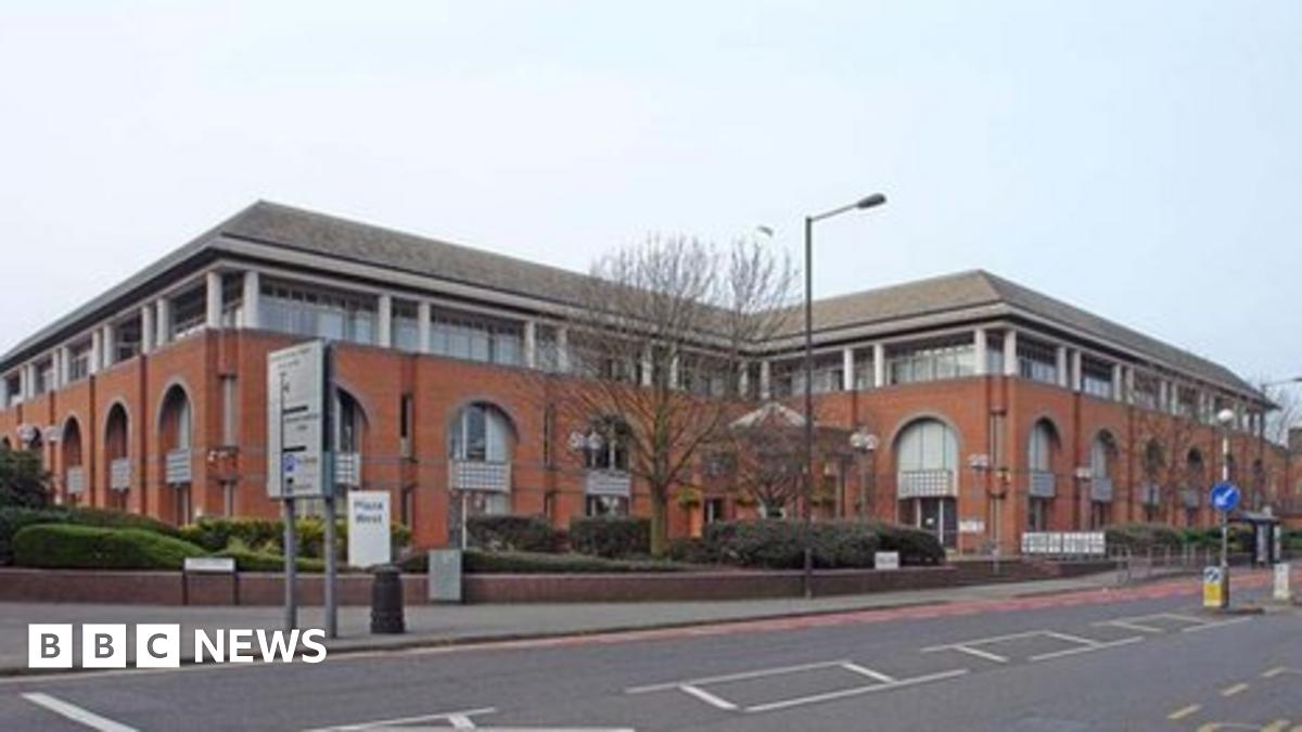 Reading Borough Council moves to new building in Bridge Street - BBC News