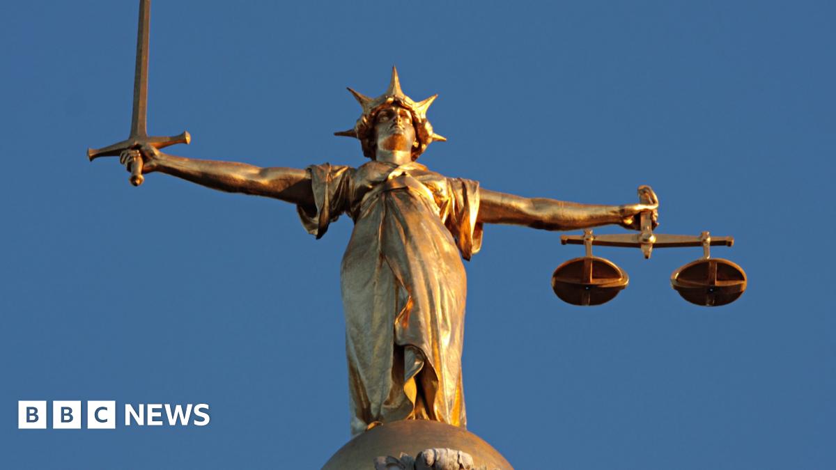 'Paedophile' PC 'demanded nude pictures' from girl, 13 - BBC News