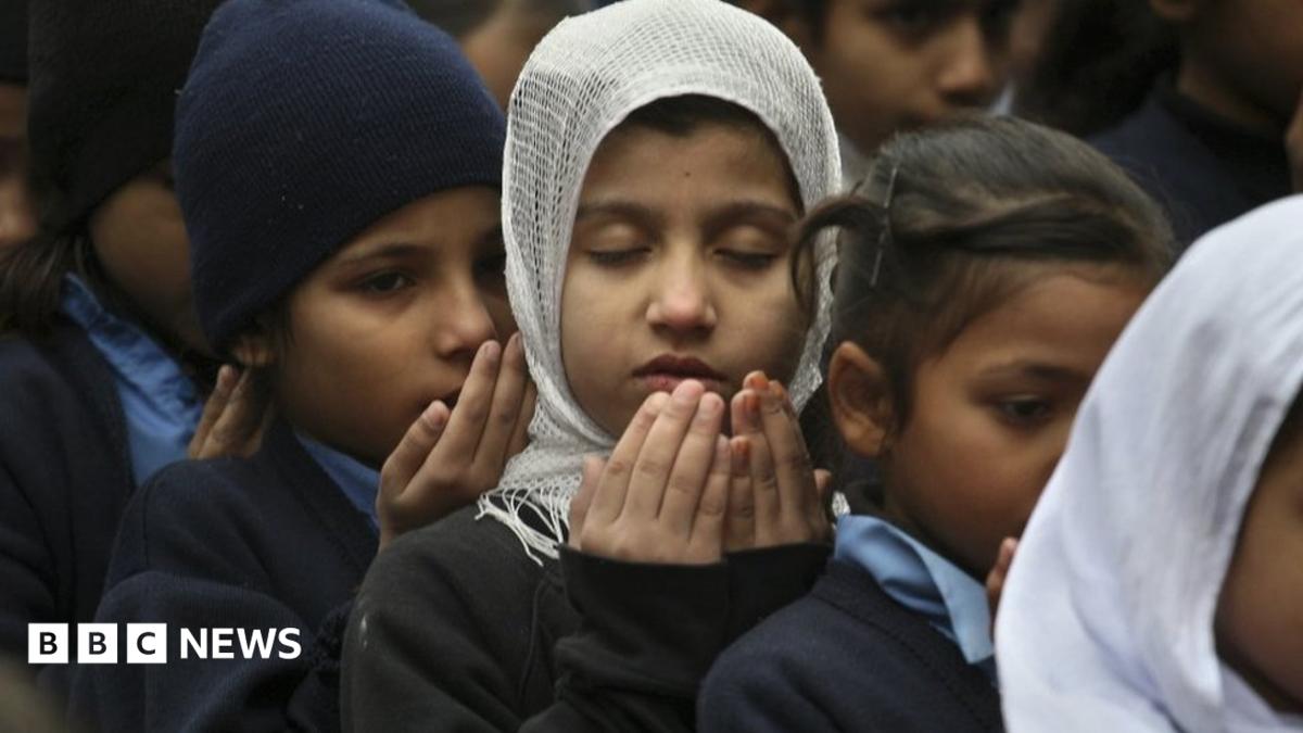 In pictures: Pakistan school attack aftermath - BBC News