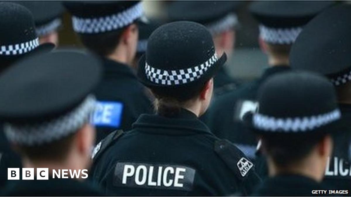 Police in England and Wales to get 5% funding cut - BBC News