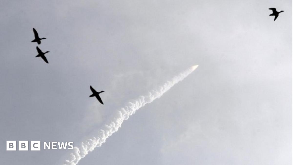 India launches largest rocket and unmanned capsule - BBC News