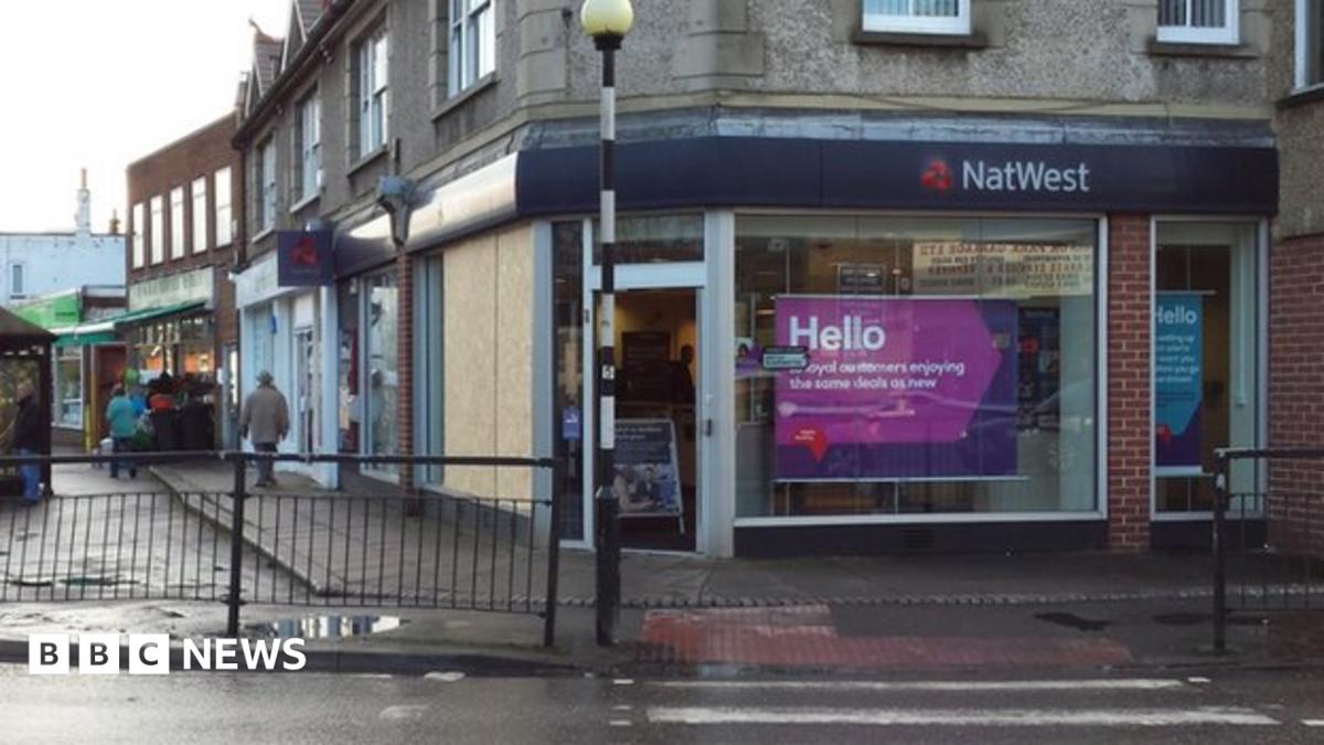 Warlingham cash machine blow up during in raid - BBC News