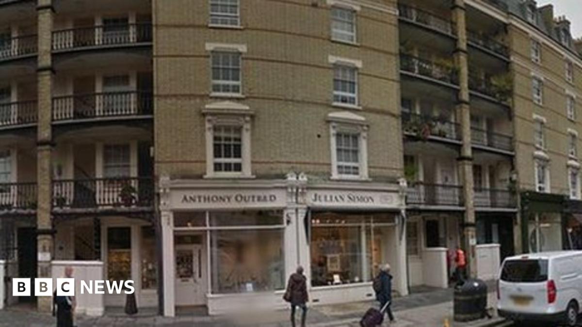 Pimlico stabbing prompts murder inquiry - BBC News