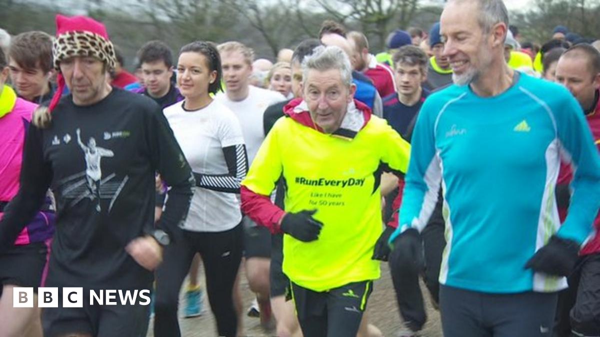 Ron Hill, 76, completes 50-year run feat in Heaton Park - BBC News