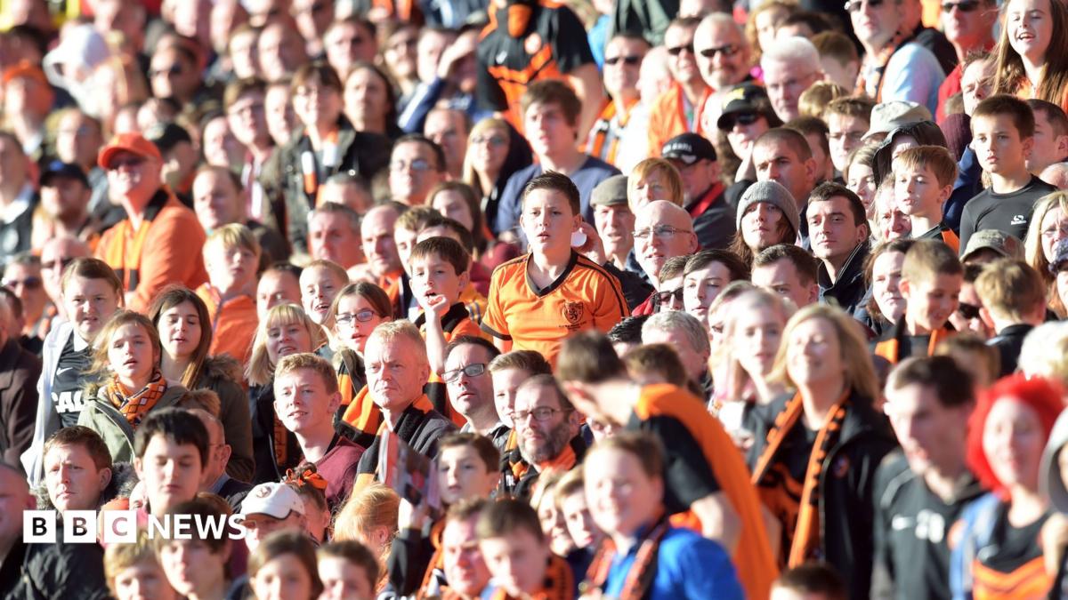 Jim Murphy backs alcohol at football stadiums - BBC News