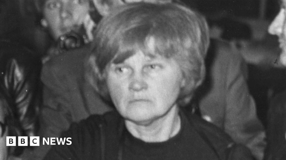 Observer newspaper photographer Jane Bown dies aged 89 - BBC News