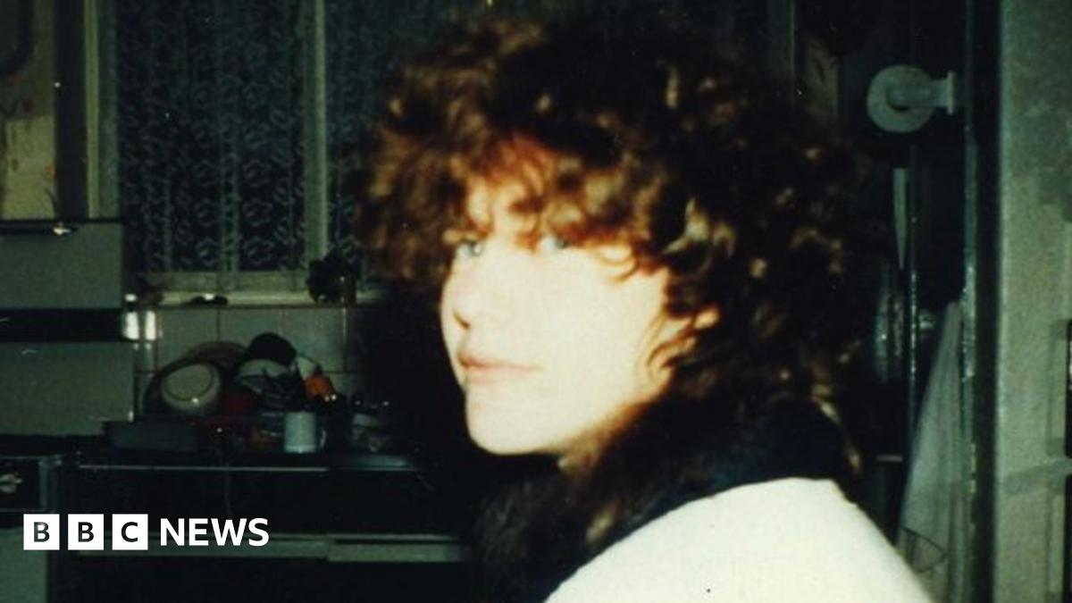 Tracey Mertens: Appeal over Cheshire petrol murder 20 years on - BBC News