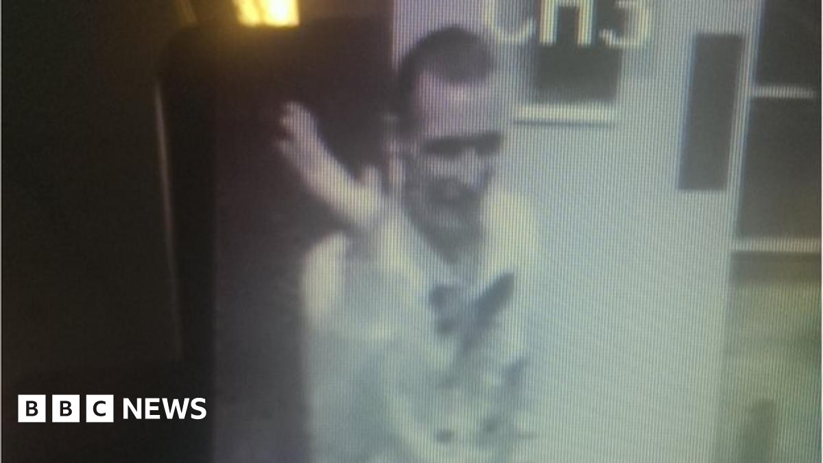 Police issue CCTV image in Alloa assault investigation - BBC News