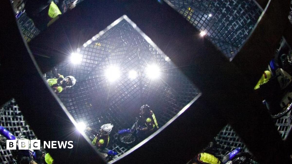 Day in pictures: 23 December 2014 - BBC News