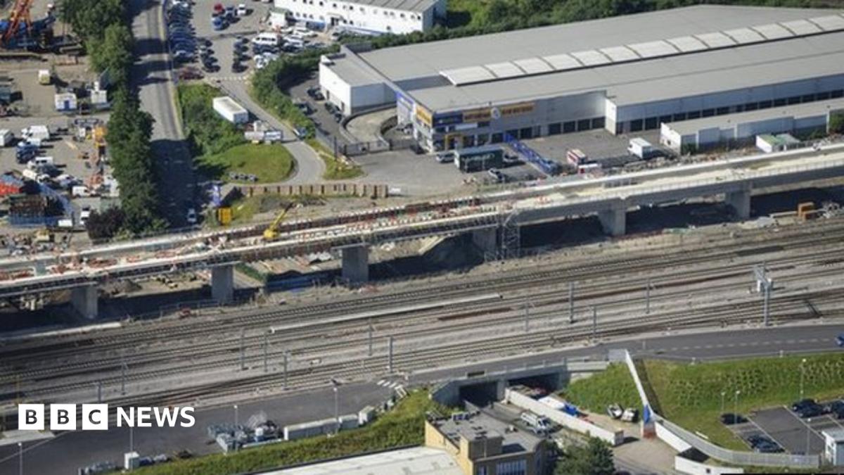 Reading train viaduct scheme completed - BBC News