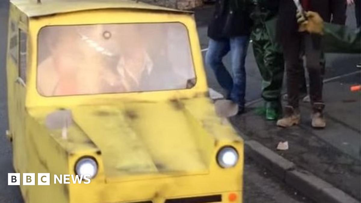 Fancy dress Del Boy prank gets over six million hits - BBC News