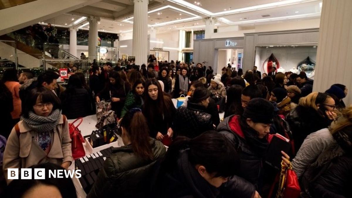 Boxing Day sales: Shoppers flock to stores - BBC News