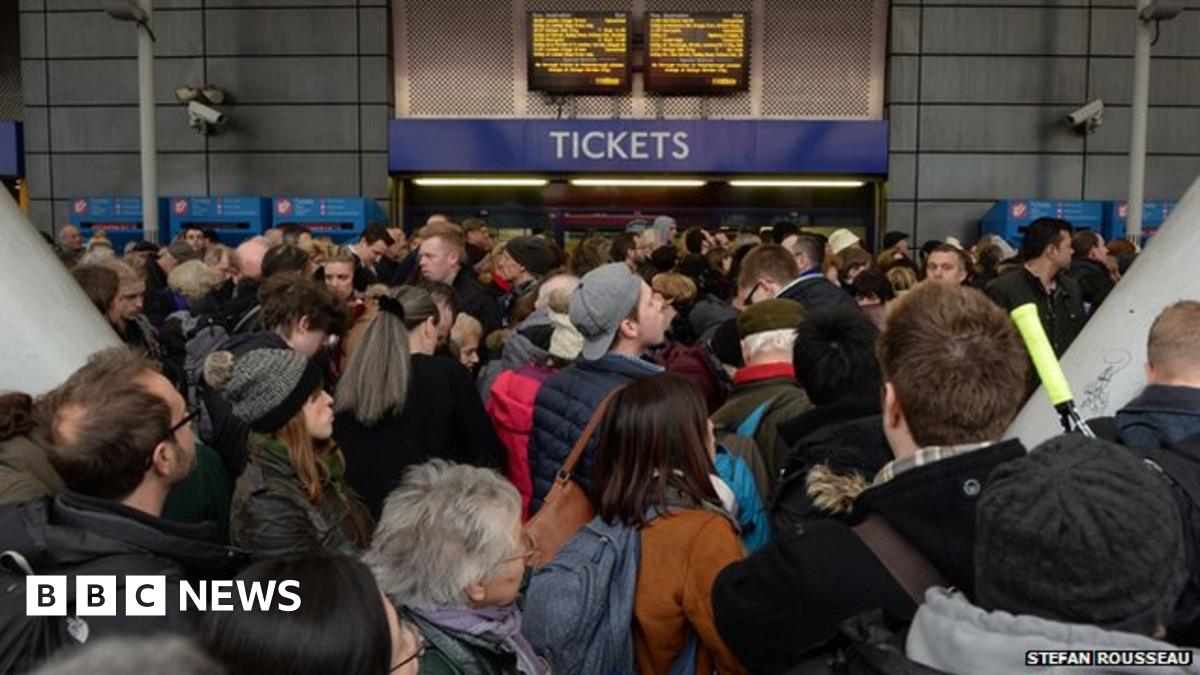 Patrick McLoughlin: Christmas rail delays 'wholly unacceptable' - BBC News